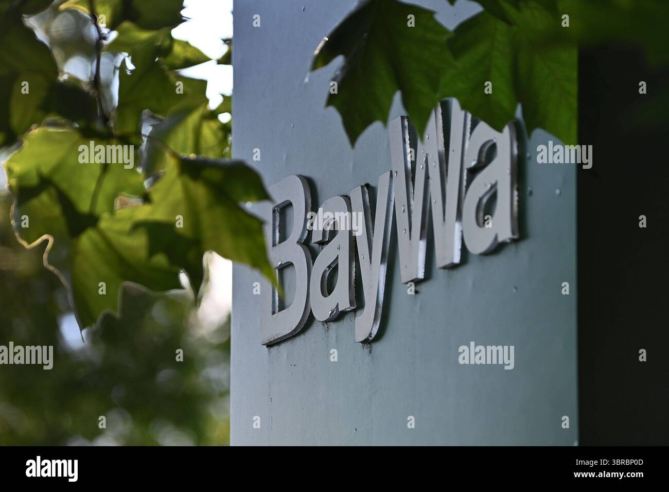 Agrarkonzern BayWa .BayWa Schriftzug,Logo,Emblem,Firmenemblem an der ...