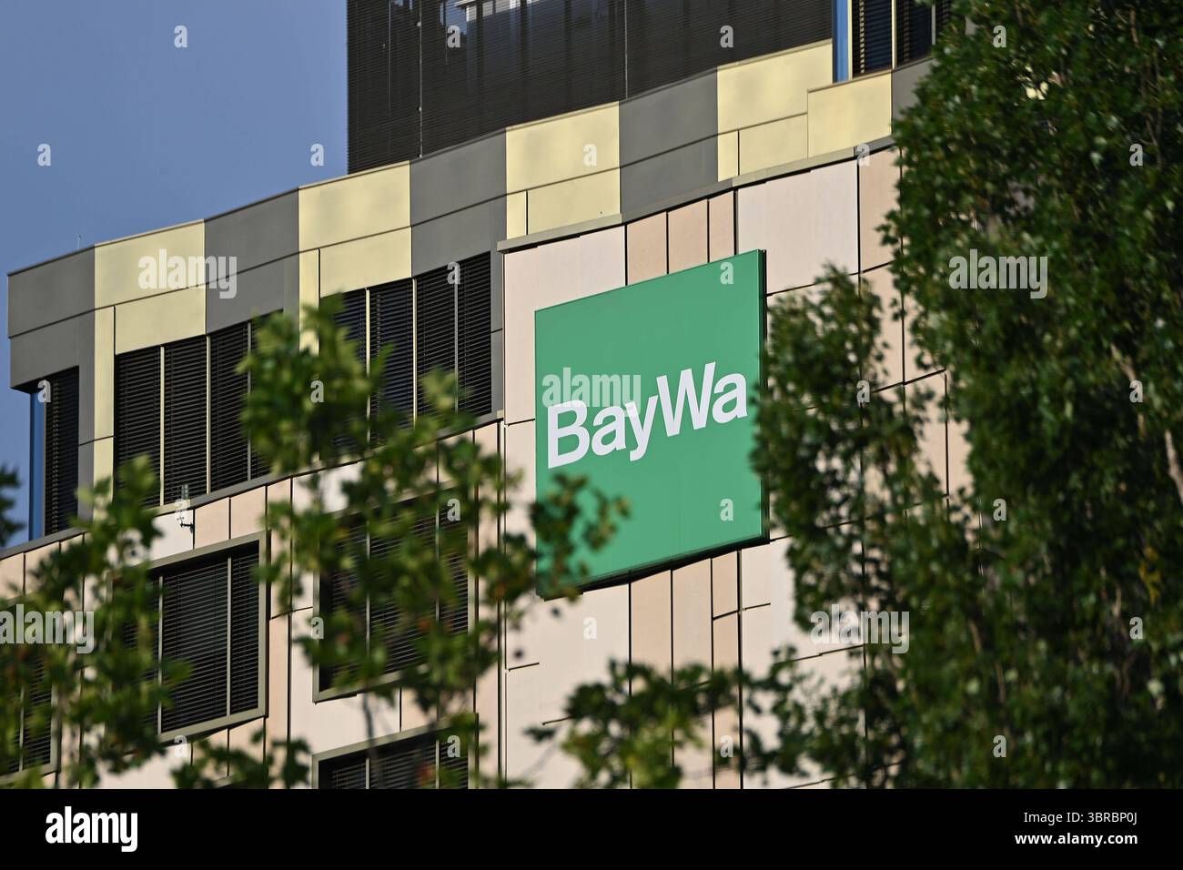 Agrarkonzern BayWa .BayWa Schriftzug,Logo,Emblem,Firmenemblem an der ...