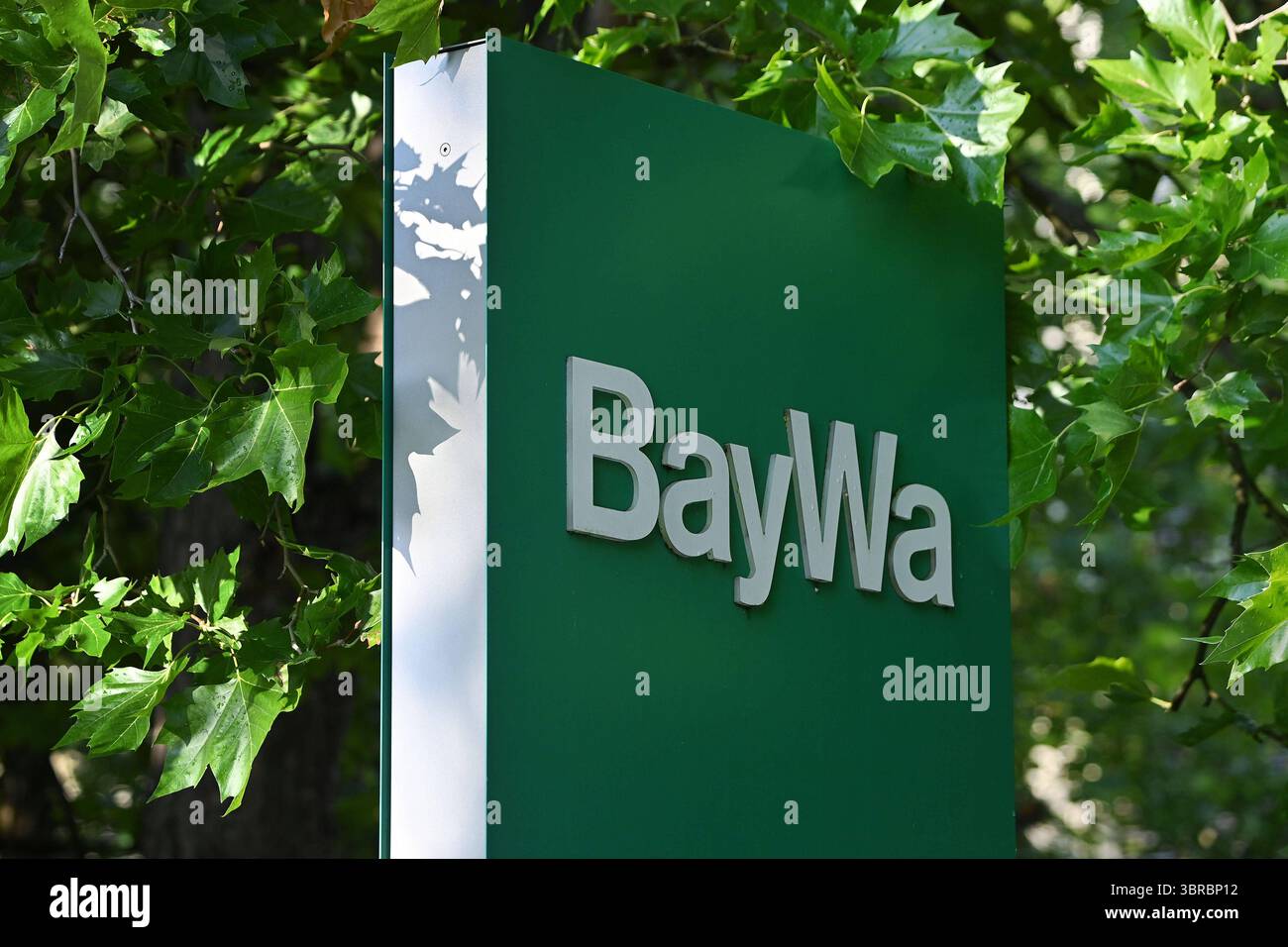 Agrarkonzern BayWa .BayWa Schriftzug,Logo,Emblem,Firmenemblem an der ...