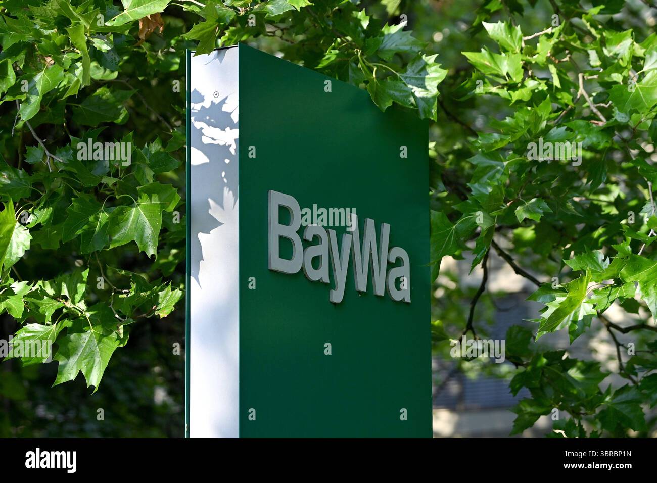 Agrarkonzern BayWa .BayWa Schriftzug,Logo,Emblem,Firmenemblem an der ...