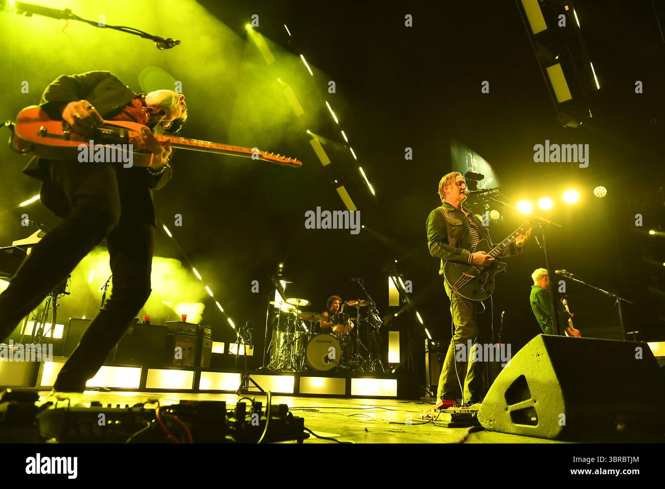 LONDON, ENGLAND - NOVEMBER 15: Troy Van Leeuwen, Jon Theodore, Josh ...