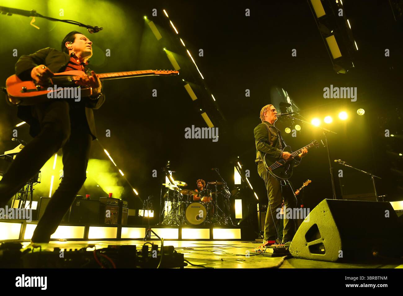 LONDON, ENGLAND - NOVEMBER 15: Troy Van Leeuwen, Jon Theodore, Josh ...
