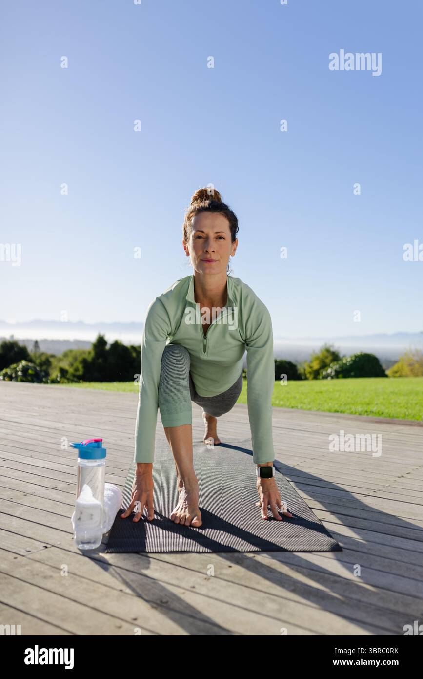 Woman holding lunge pose hi-res stock photography and images - Alamy