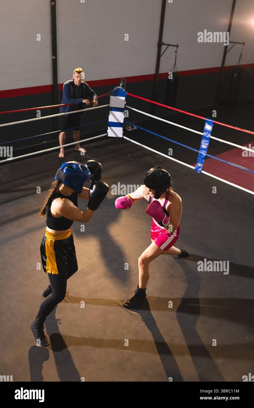 Boxing ring with fighters overhead hi-res stock photography and images ...