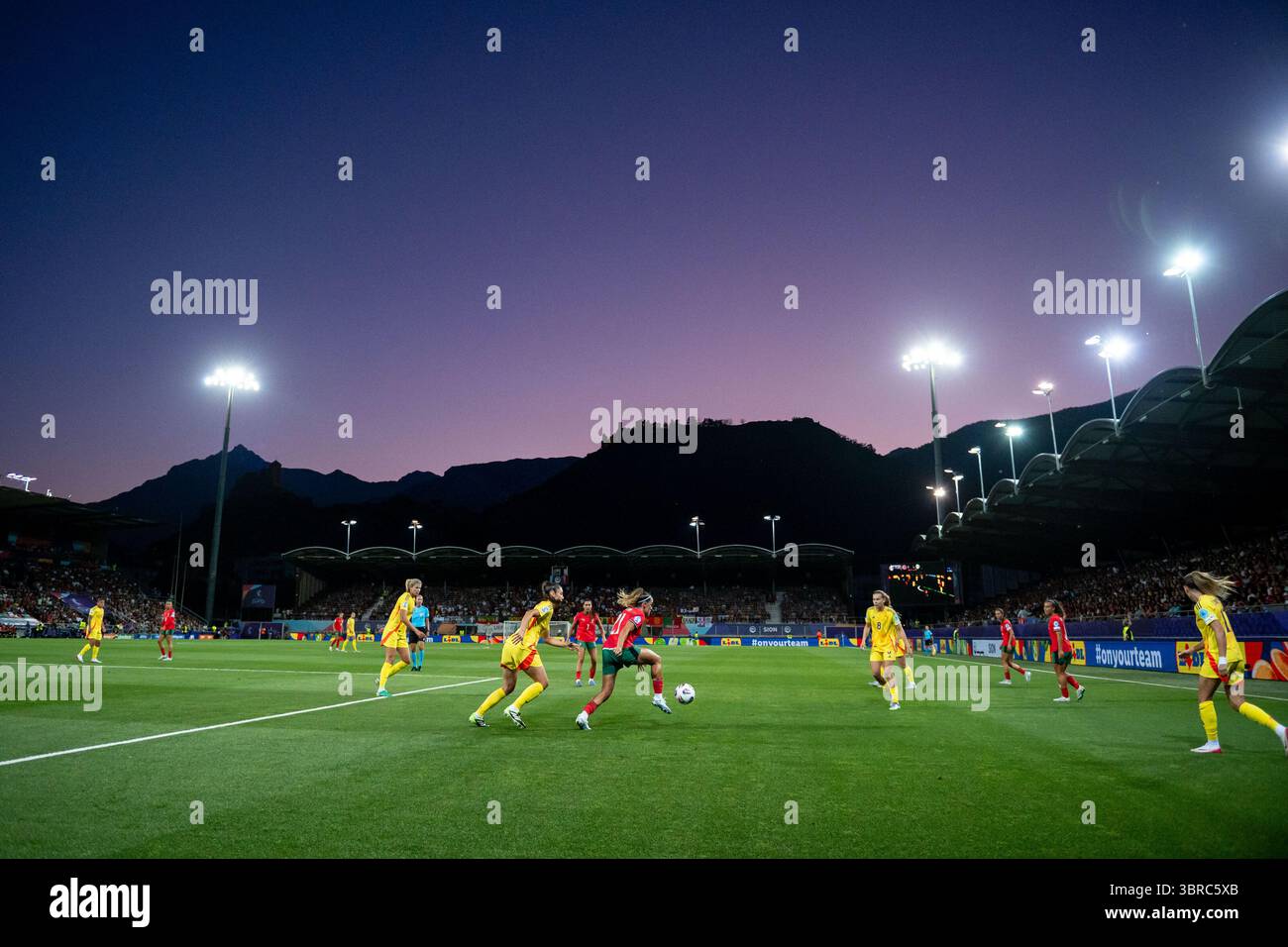 Sportstaette Stade de Tourbillon im Sonnenuntergang mit Alpenkulisse ...