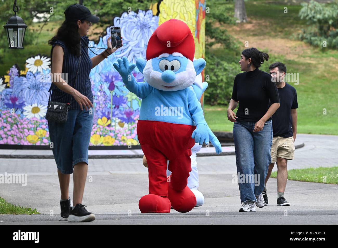 Papa Smurf arrives at the 'Smurfs Summer' where children and their ...