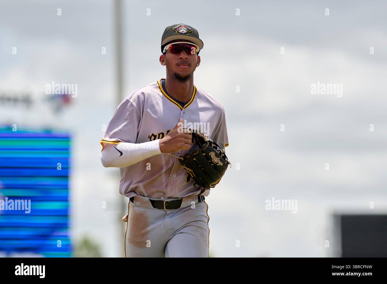 Bradenton Marauders outfielder Edward Florentino (15) jogs to the ...