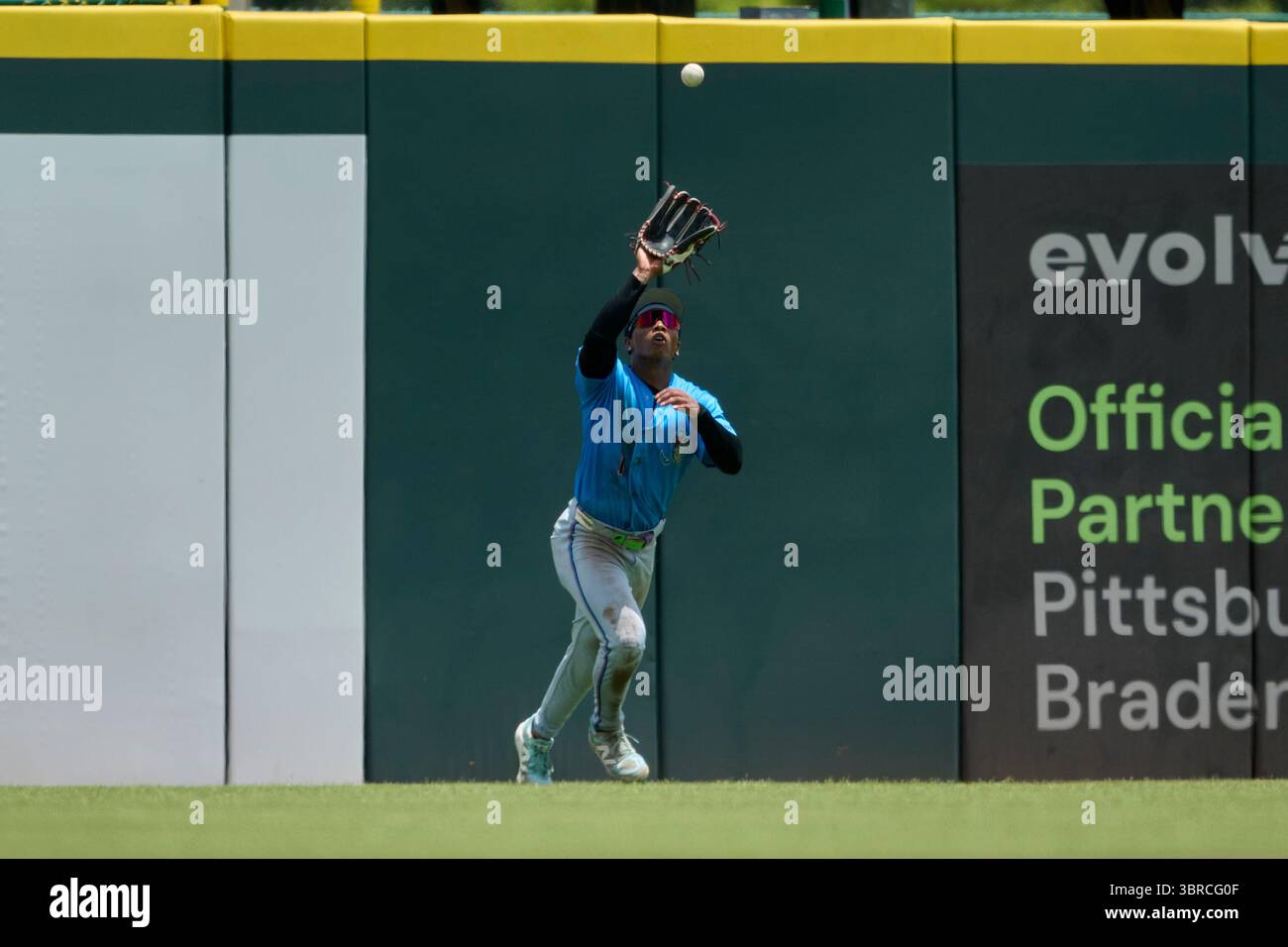 Jupiter Hammerheads outfielder Dillon Head (1) catching a fly ball ...