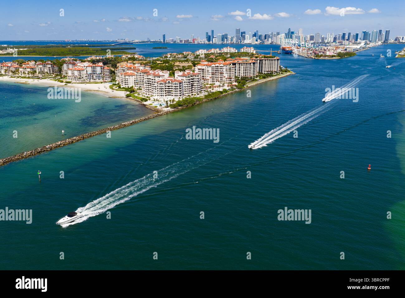 Aerial view of boats on turquoise waters in Miami. Yacht retreat in ...