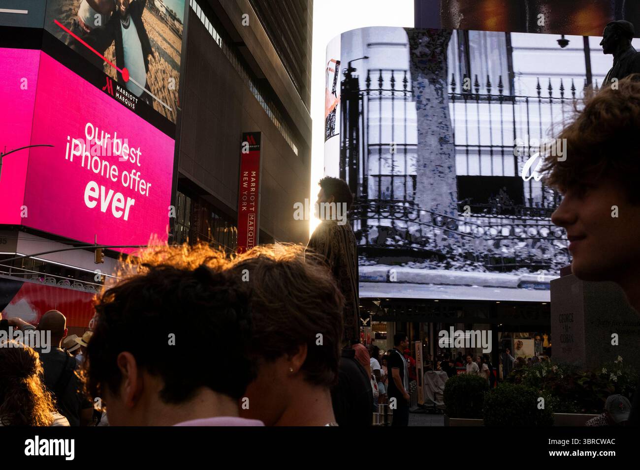 The second Manhattanhenge of the year is seen in Times Square in New ...