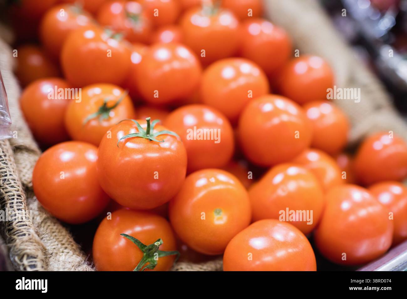 Fresh grocery store tomatoes hi-res stock photography and images - Alamy