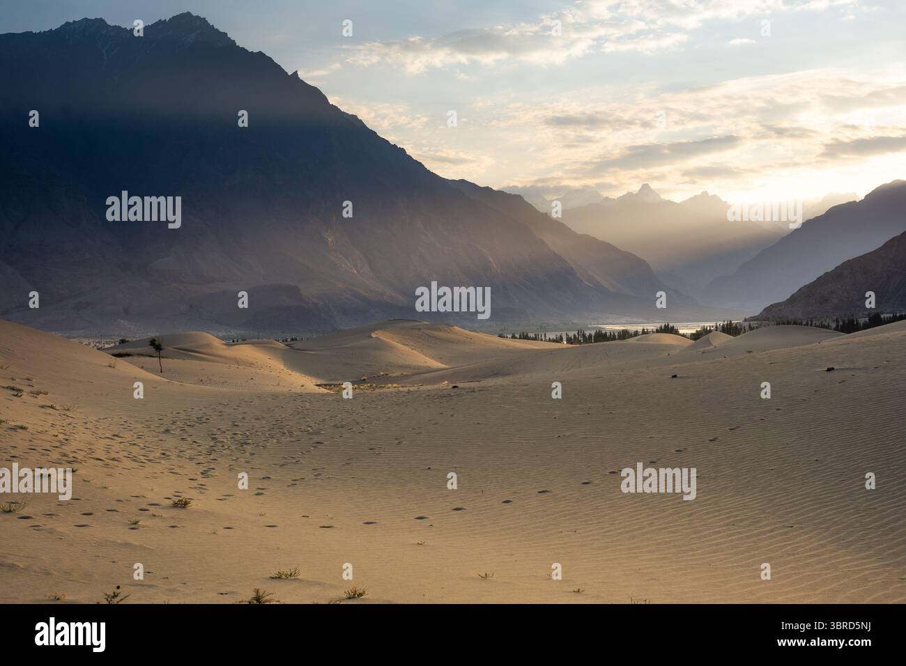 Cold desert pakistan hi-res stock photography and images - Alamy