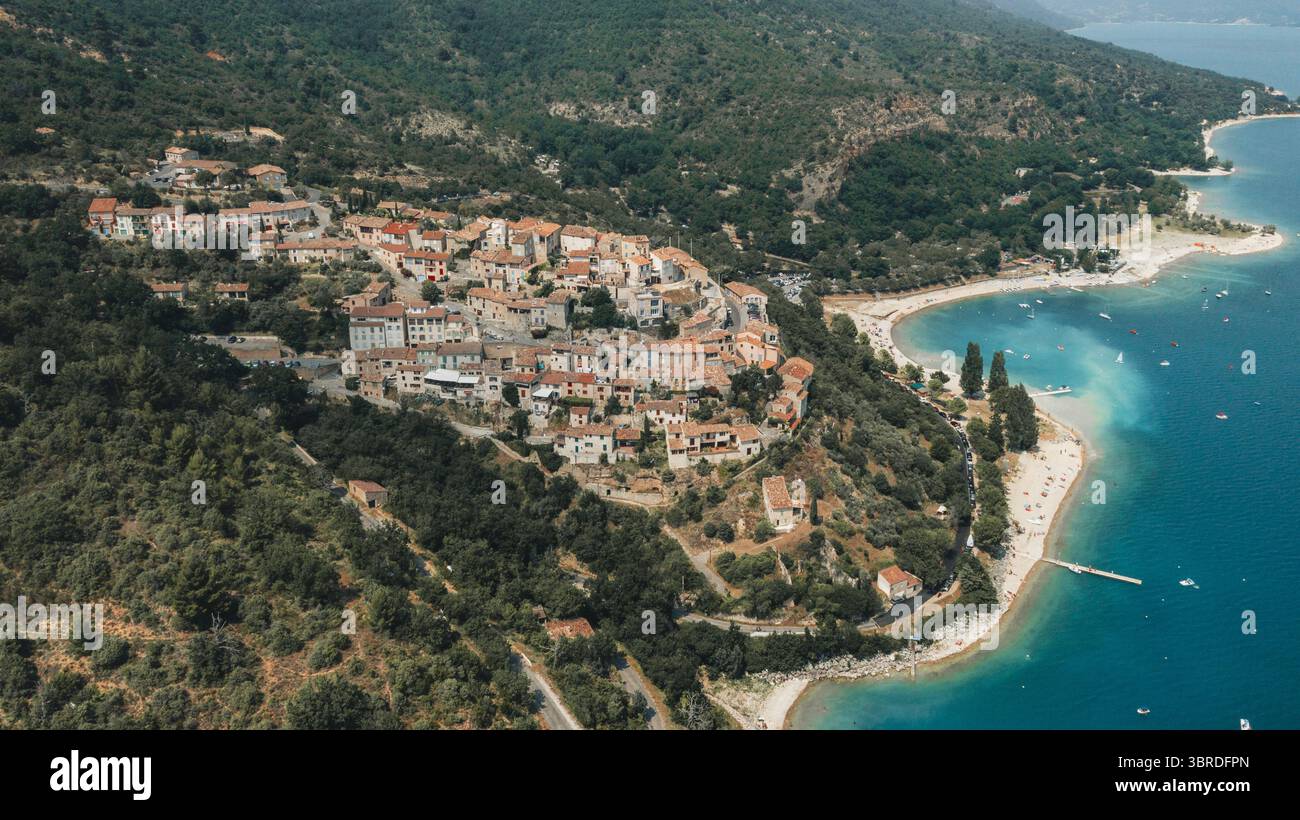 Road along emerald water lake hi-res stock photography and images - Alamy