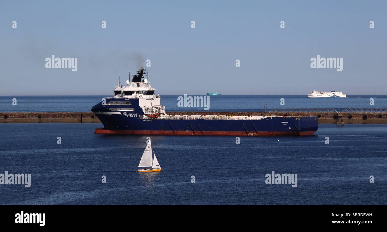 Oil supply boats in Peterhead bay Stock Photo - Alamy