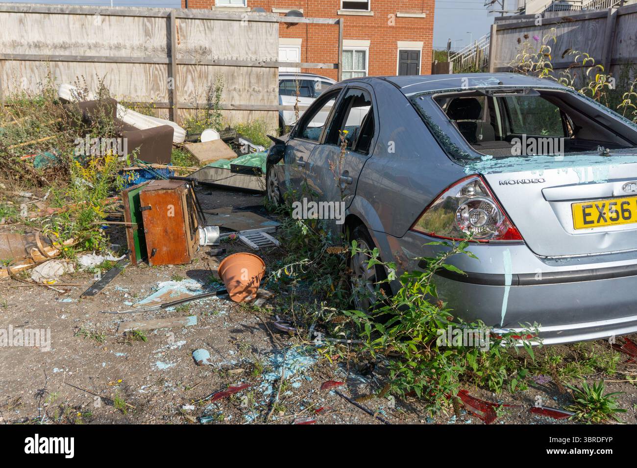 Dumped abandoned car uk hi-res stock photography and images - Alamy