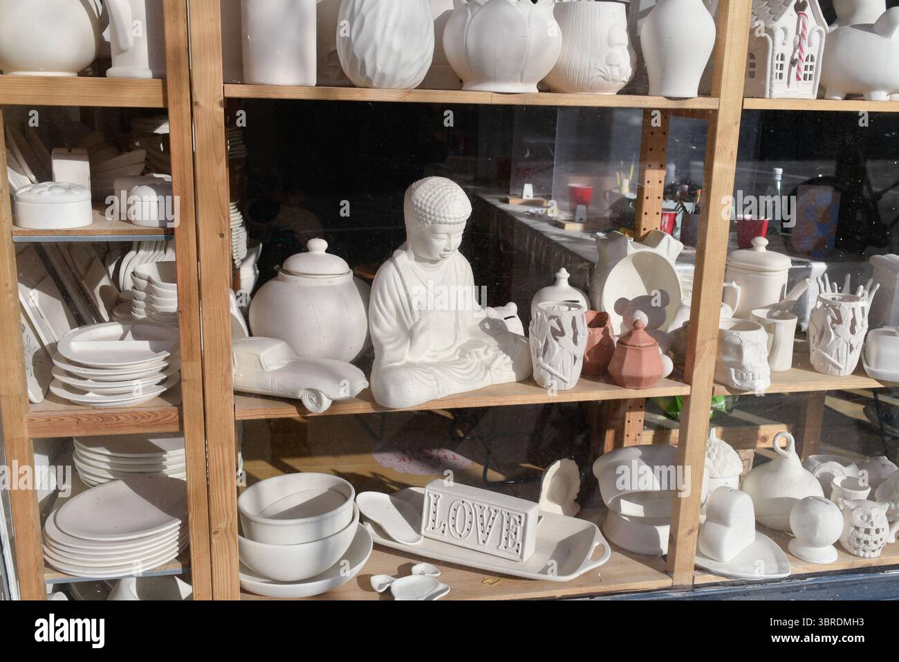 Pottery products in shop window, London, UK Stock Photo - Alamy