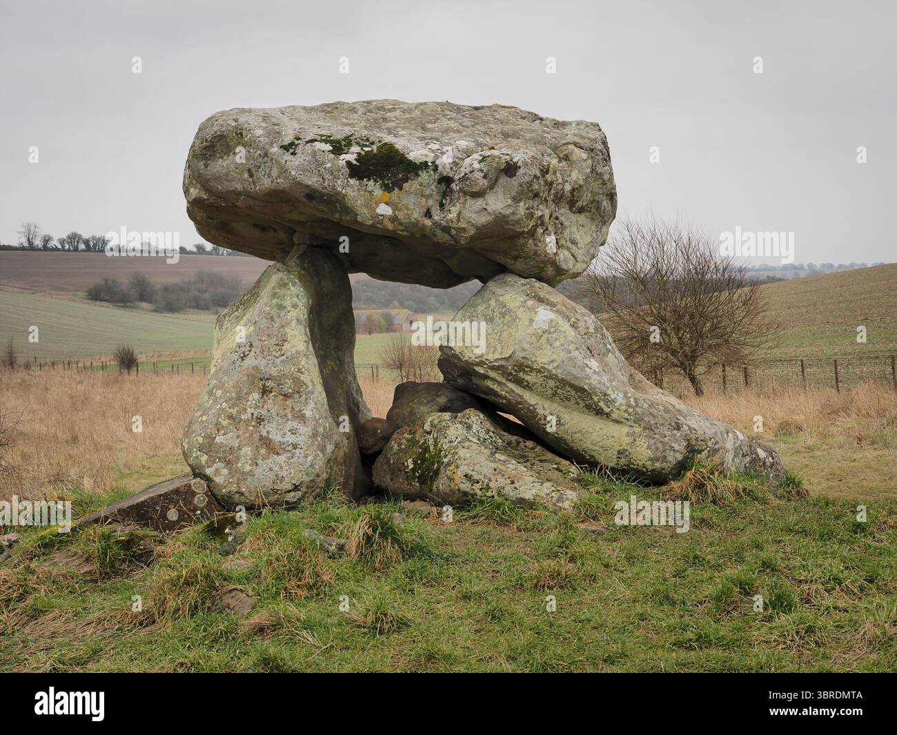The Devils Den, a dolmen burial chamber, Fyfield, Wiltshire Stock Photo ...