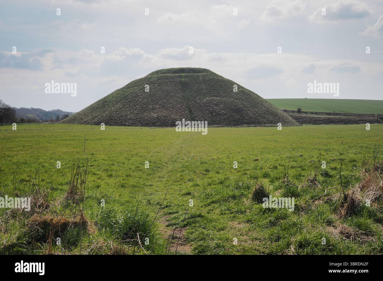 40m high Silbury Hill, largest man-made prehistoric mound in Europe ...
