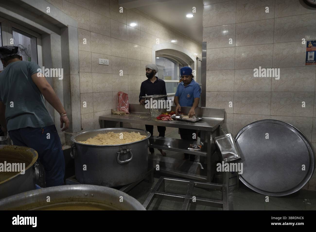 Sikh temple india food hi-res stock photography and images - Alamy