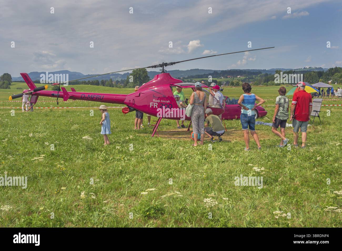 Helicopter, Rupp Aircraft FR 200, and visitors at the airfield festival ...