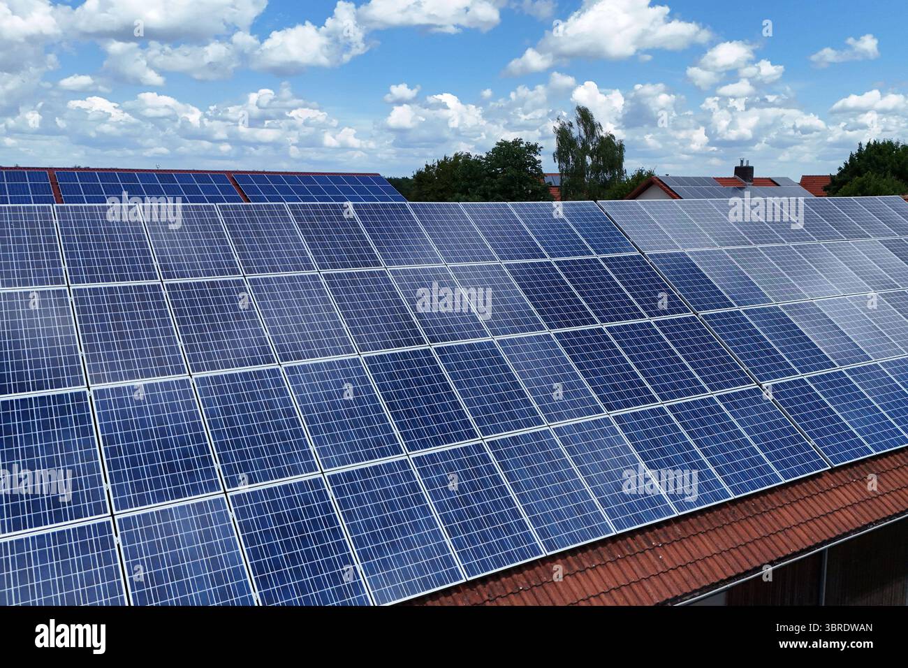 Photovoltaikanlag auf einem Dach, Solarzellen,Solarmodule auf dem Dach ...