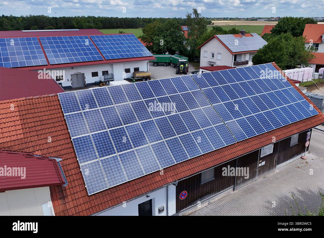 Photovoltaikanlag auf einem Dach, Solarzellen,Solarmodule auf dem Dach ...