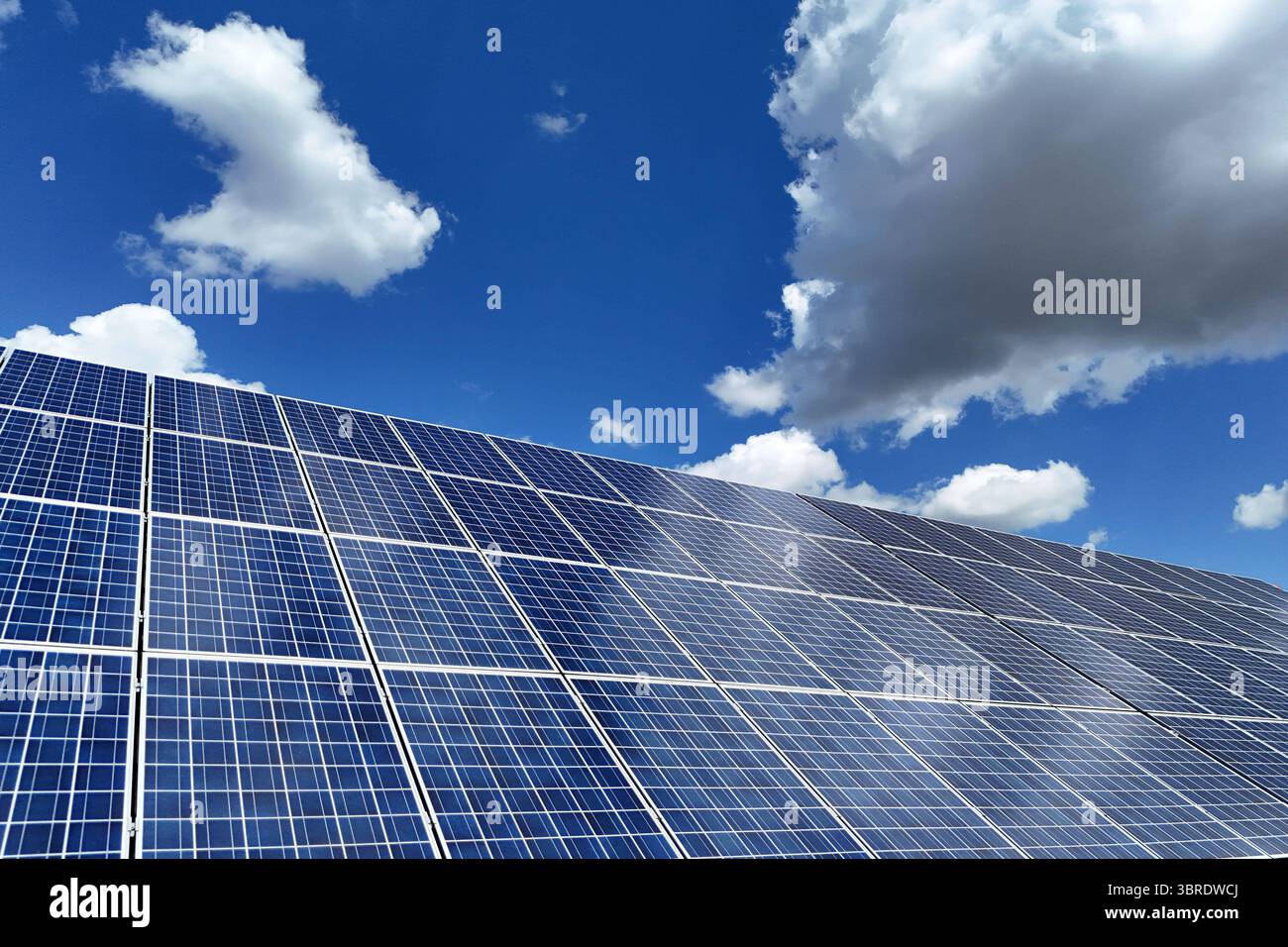 Photovoltaikanlag auf einem Dach, Solarzellen,Solarmodule auf dem Dach ...