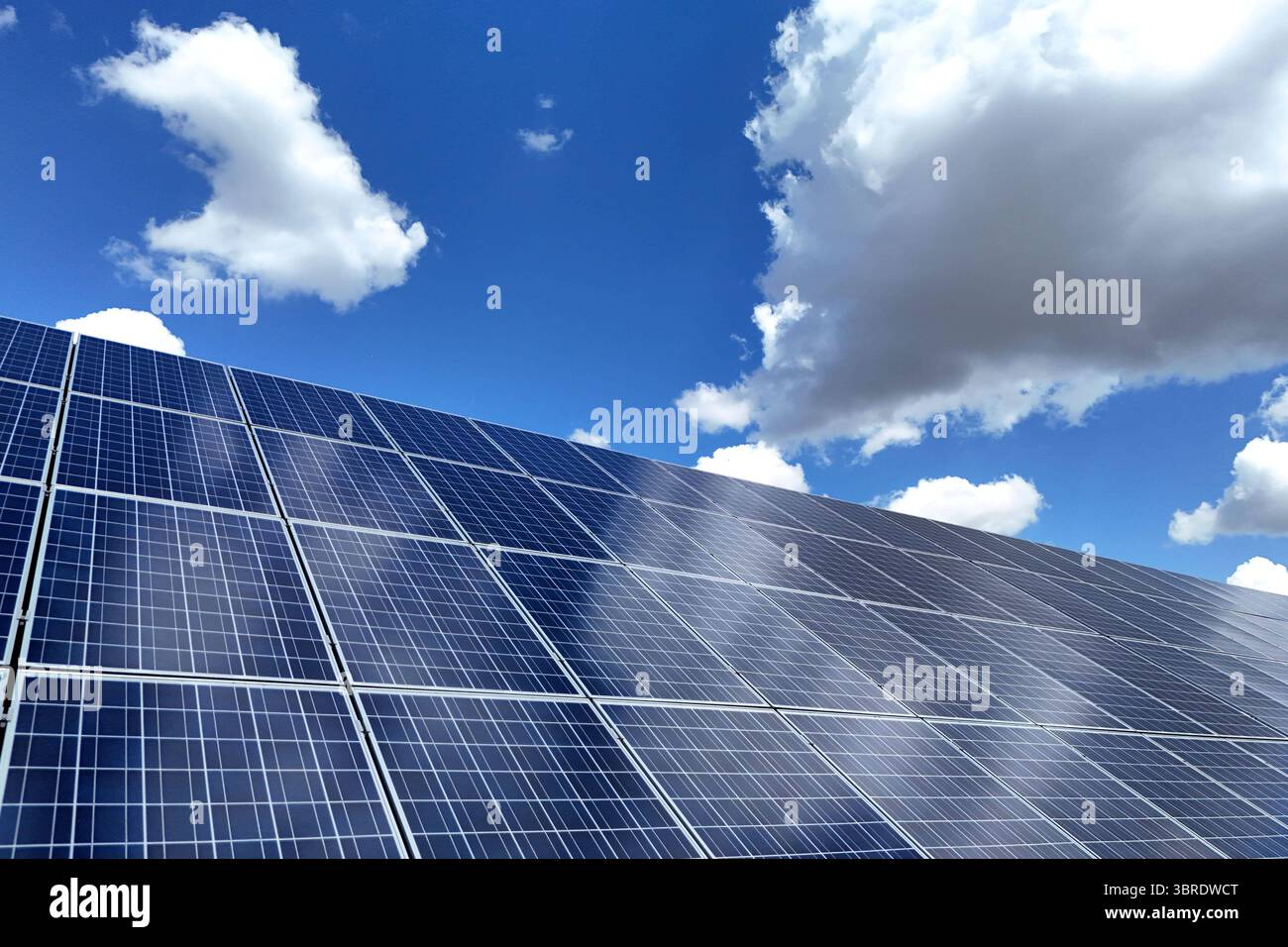 Photovoltaikanlag auf einem Dach, Solarzellen,Solarmodule auf dem Dach ...