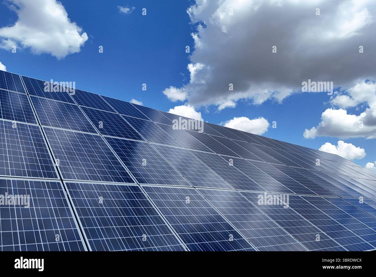 Photovoltaikanlag auf einem Dach, Solarzellen,Solarmodule auf dem Dach ...