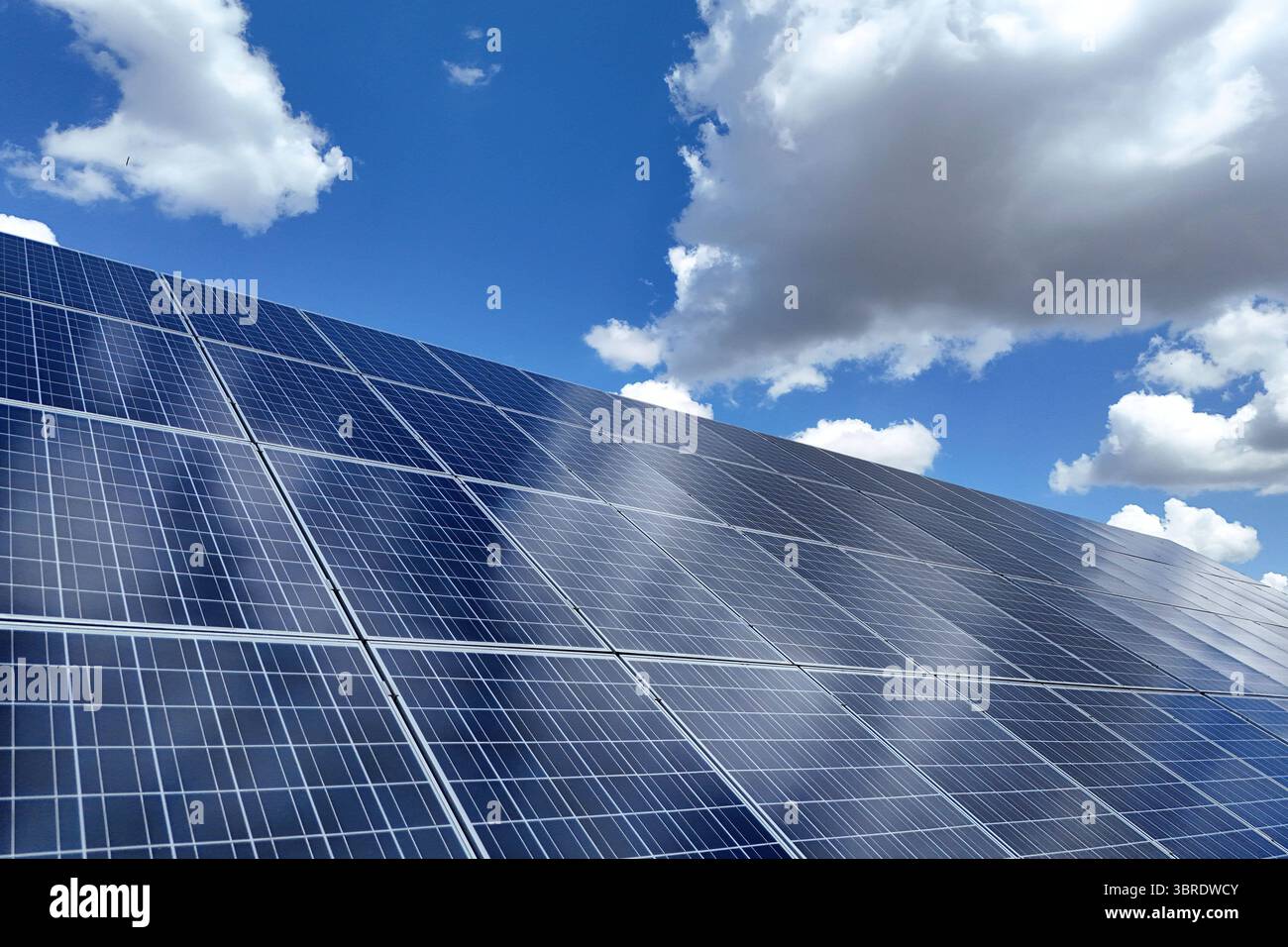 Photovoltaikanlag auf einem Dach, Solarzellen,Solarmodule auf dem Dach ...