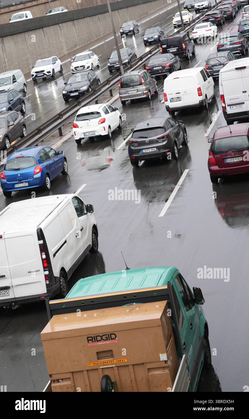 Autobahn GER, Deutschland, 20250708,Stau auf der Stadtautobahn ...