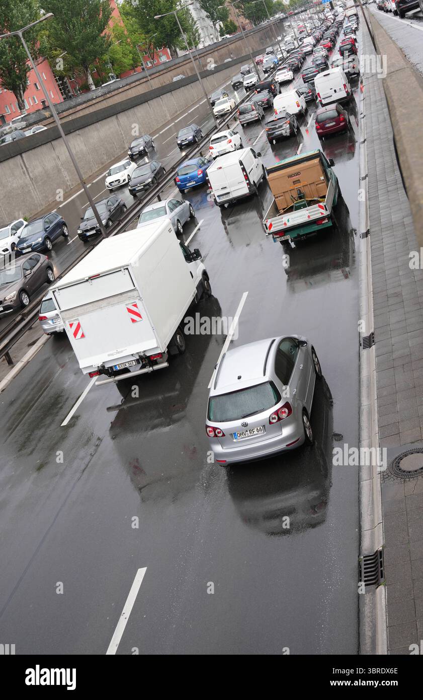 Autobahn GER, Deutschland, 20250708,Stau auf der Stadtautobahn ...