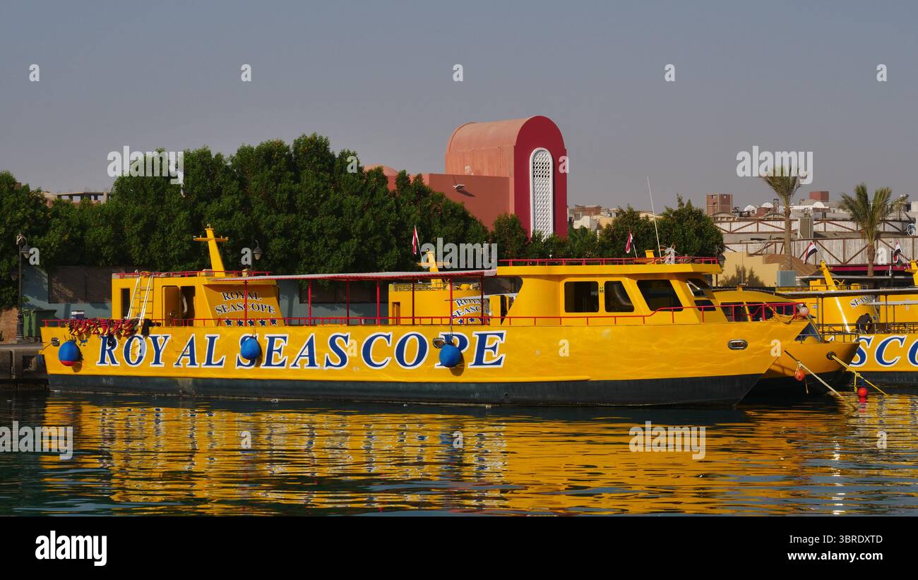 Royal Sea scope is a semi-submarine with an underwater glassed cabin ...