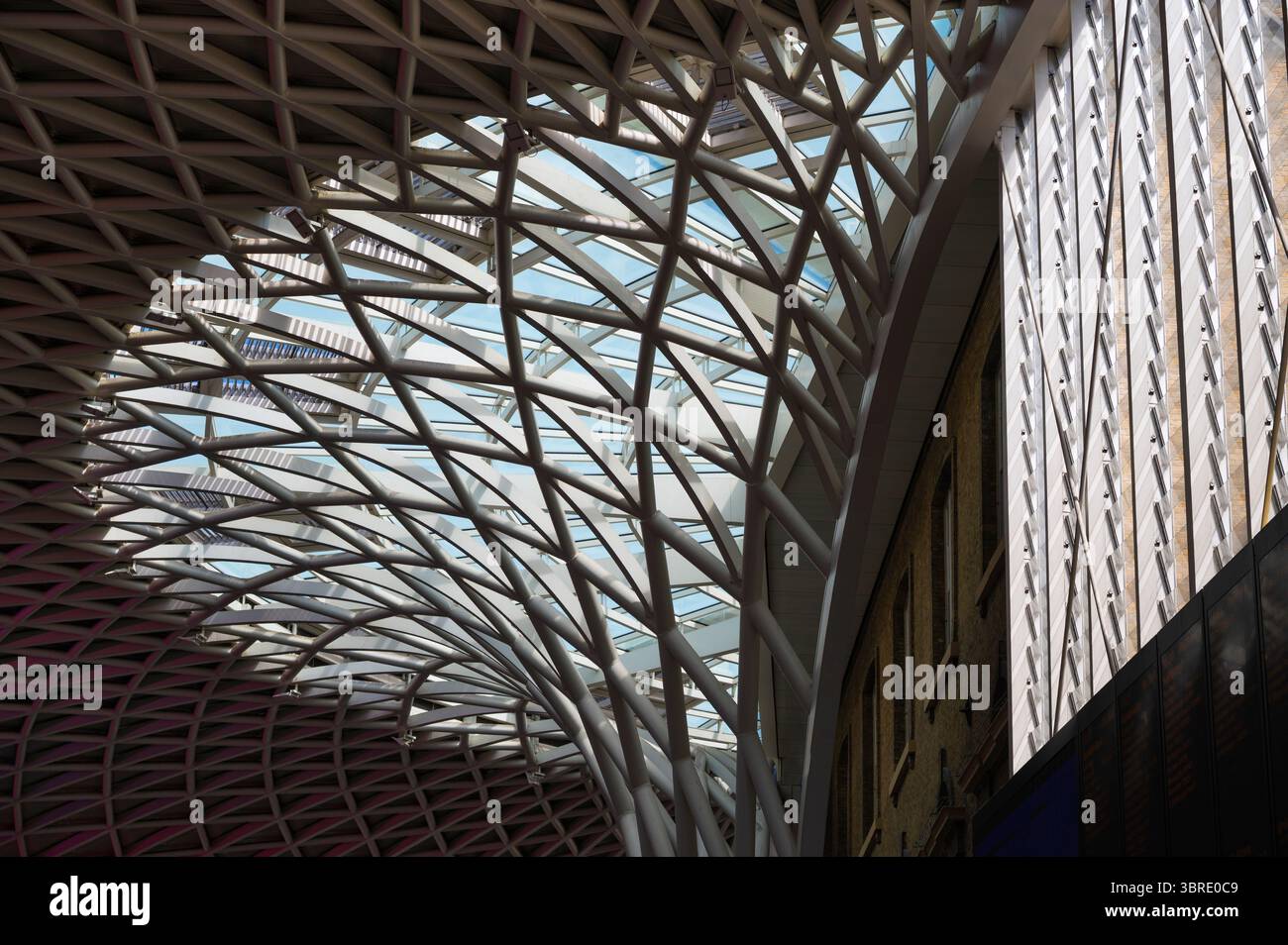 New public hall and shopping area of Kings Cross Station, London ...