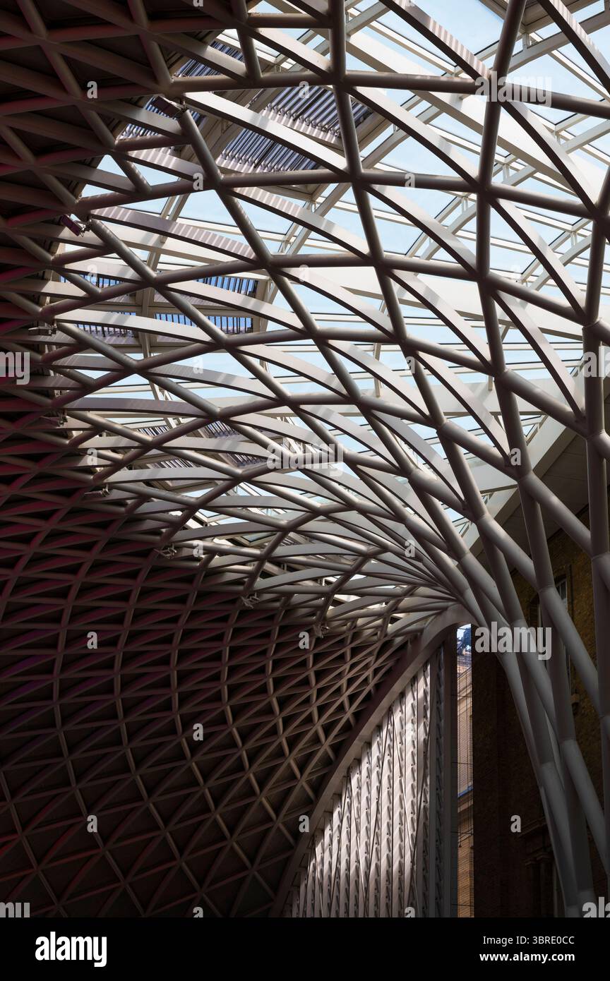 New public hall and shopping area of Kings Cross Station, London ...