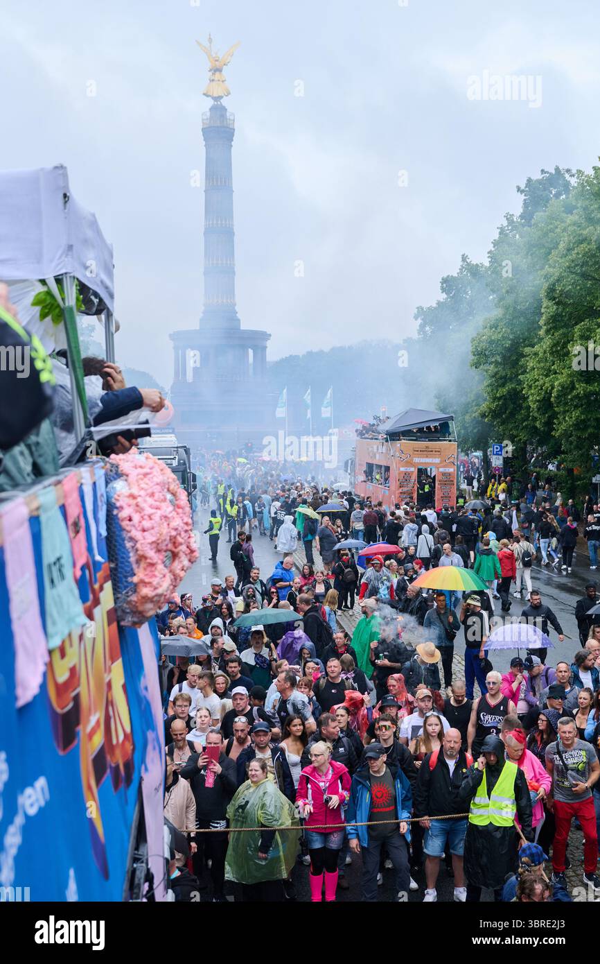 Berlin, Germany. 12th July, 2025. Despite the rain, thousands of people ...