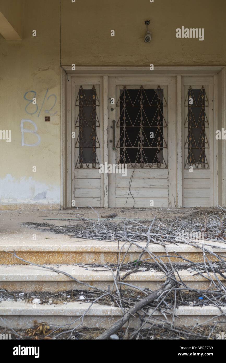 Door broken glass stands hi-res stock photography and images - Alamy