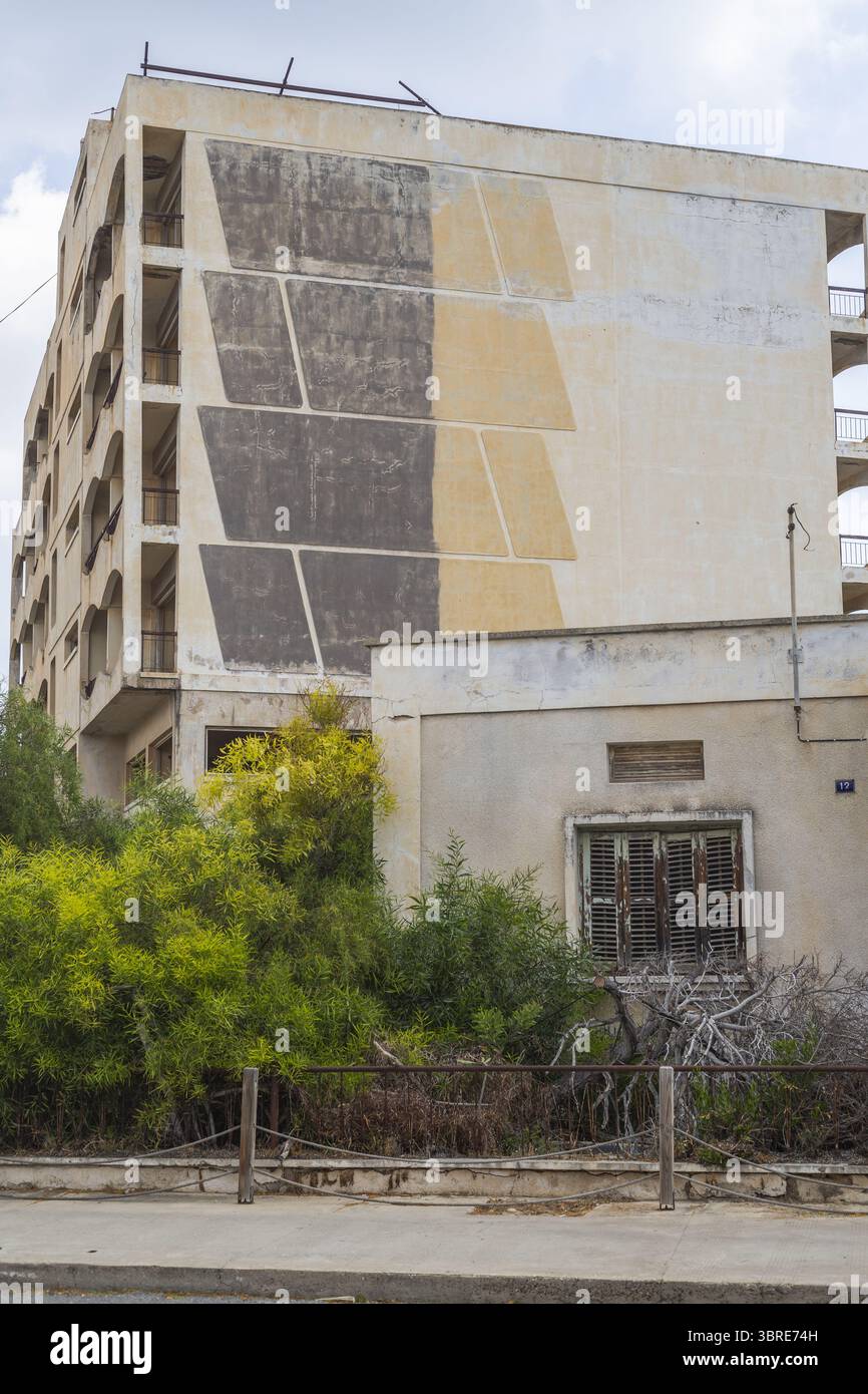 View stark abandoned building hi-res stock photography and images - Alamy