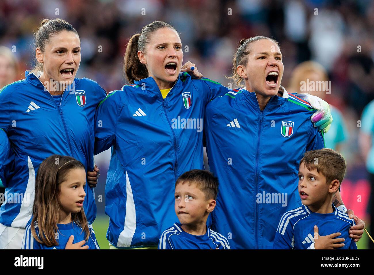 Laura Giuliani (Italien, 1) und Elena Linari (Italien, 5) singen die ...