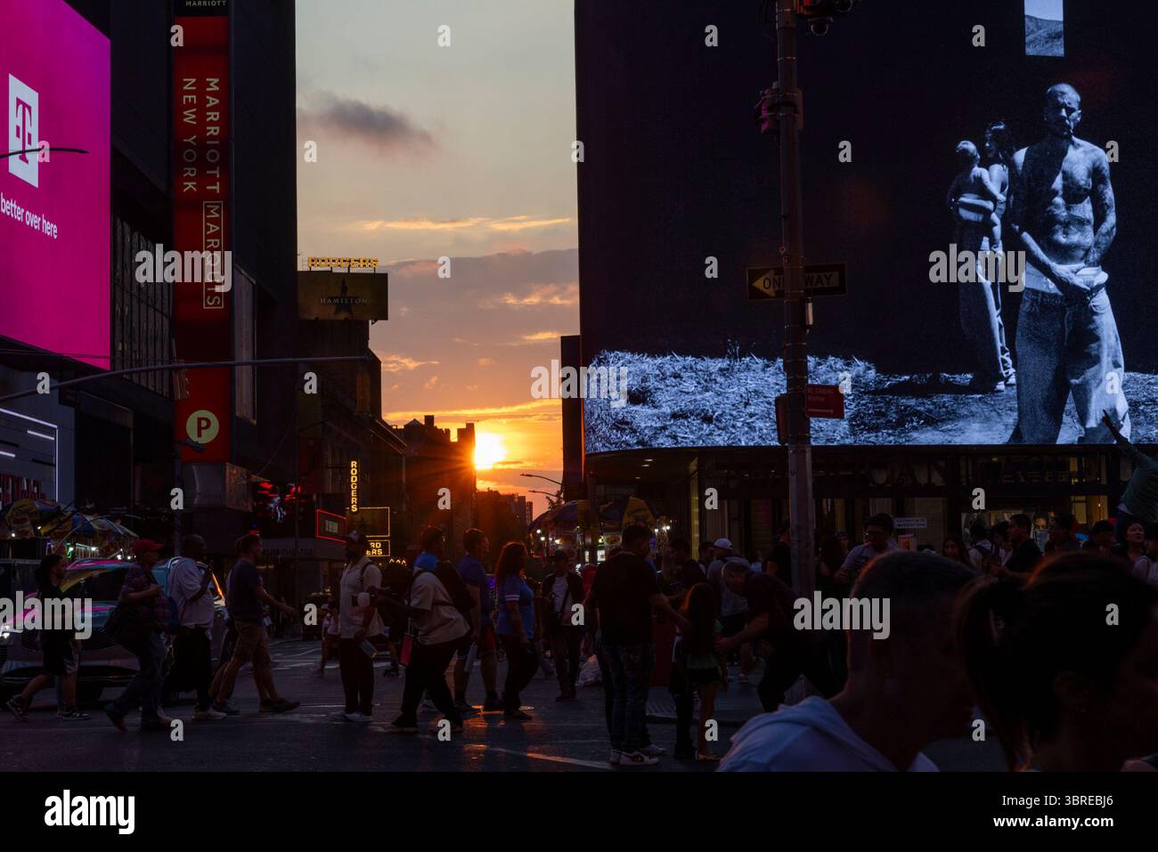 The second Manhattanhenge of the year is seen in Times Square in New ...