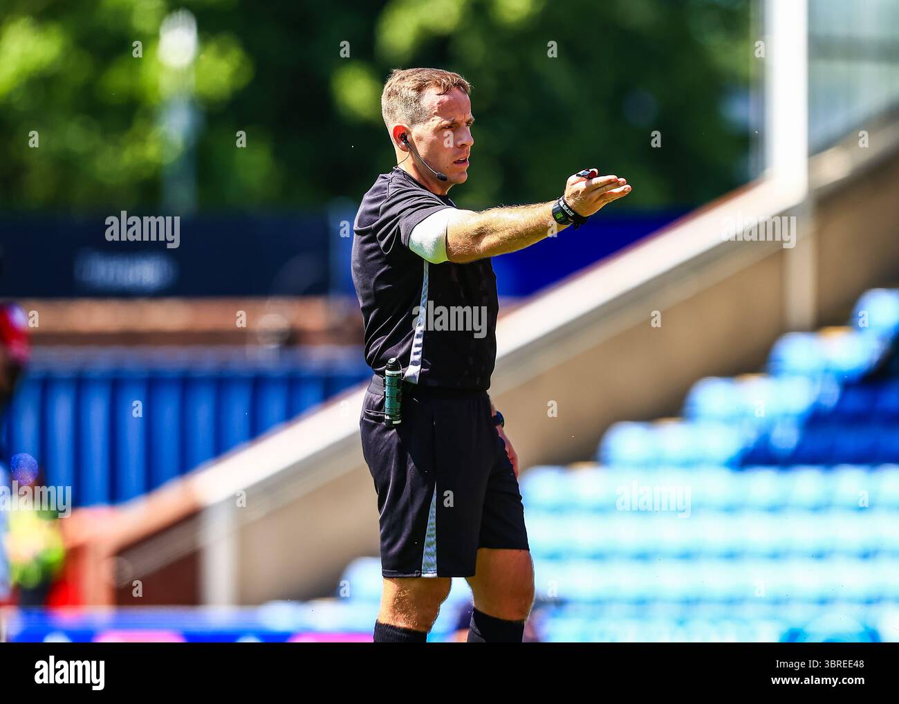 Match referee callum jones hi-res stock photography and images - Alamy