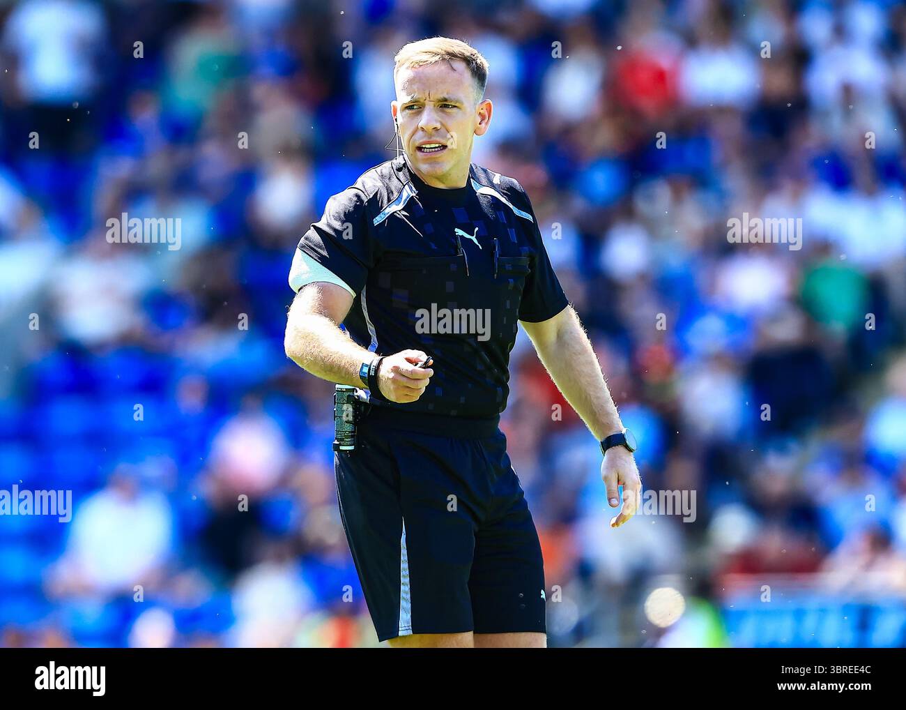 Match referee callum jones hi-res stock photography and images - Alamy