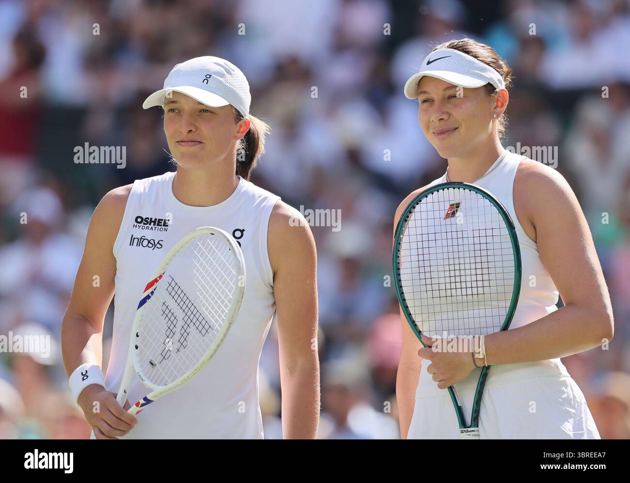 Amanda Anisimova of the United States (R) and Iga Swiatek of Poland ...
