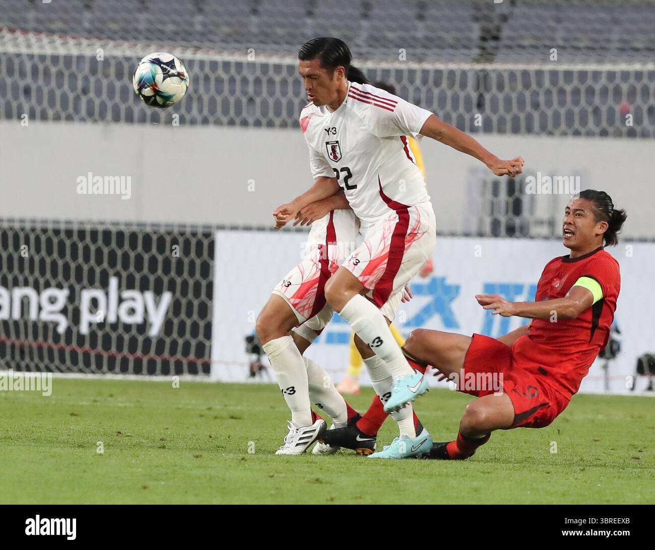 (250712) -- YONGIN, July 12, 2025 (Xinhua) -- Zhang Yuning (R) of China vies with Ueda Naomichi ...