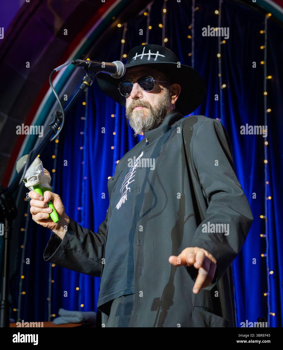 Glasgow, Scotland, UK. 11th July 2025. Goodbye Mr Mackenzie putting on ...