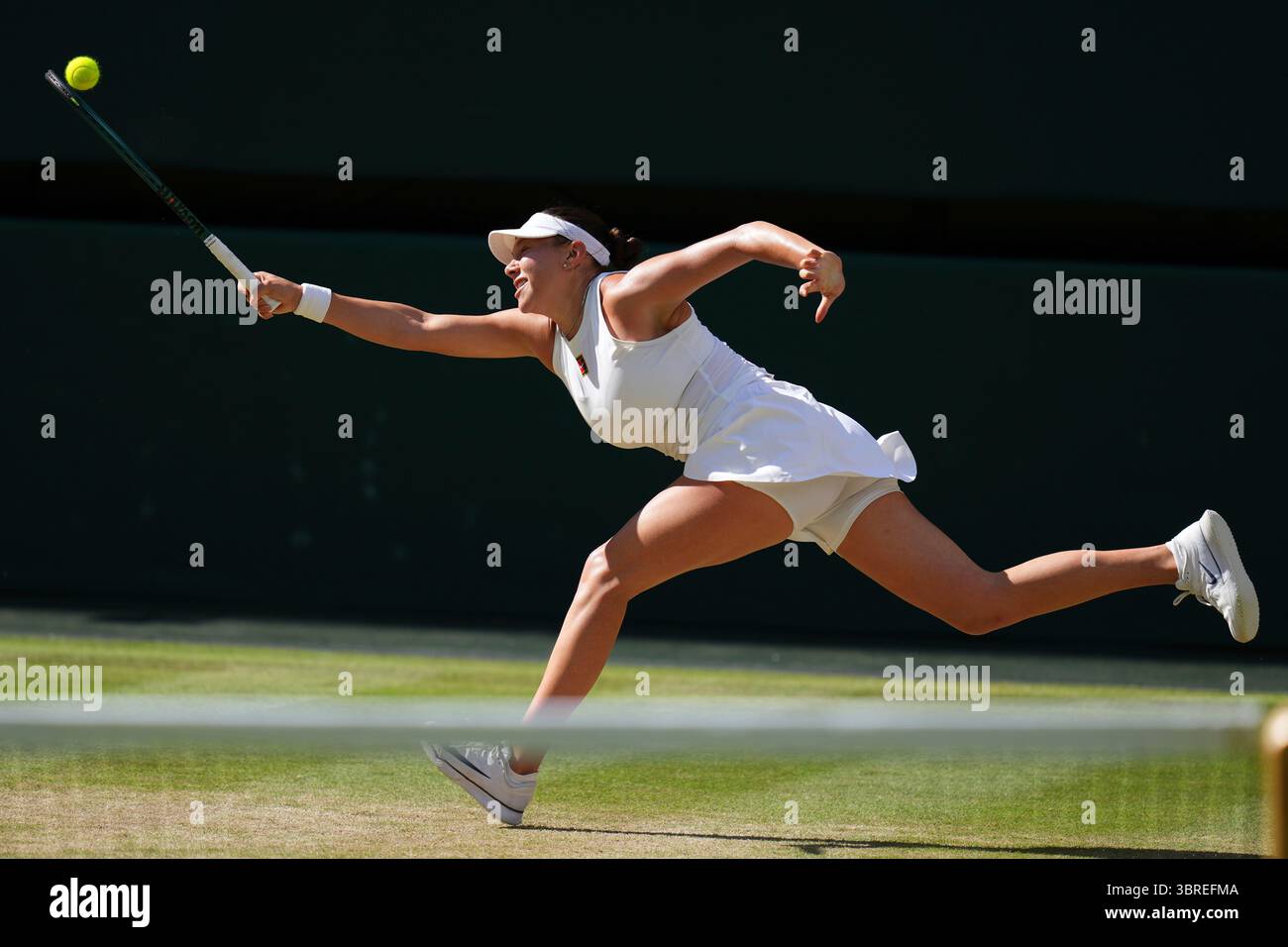 Amanda Anisimova of the U.S. plays a return to Iga Swiatek of Poland ...