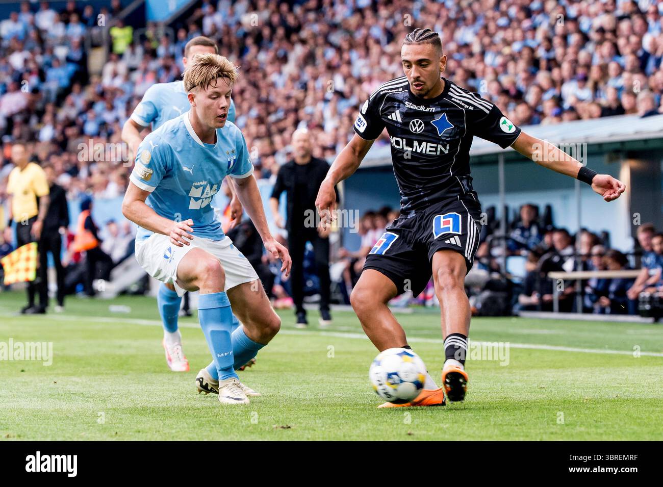 250712 Malmö FFs Nils Zätterström och IFK Norrköpings Moutaz Neffati ...