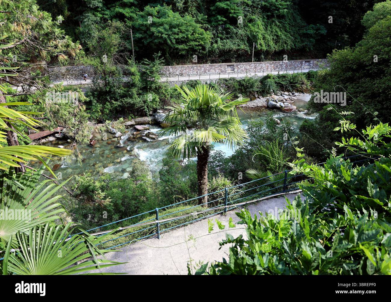 Hier der Blick in der Kurstadt Meran, Merano, auf die Gilfpromenade ...