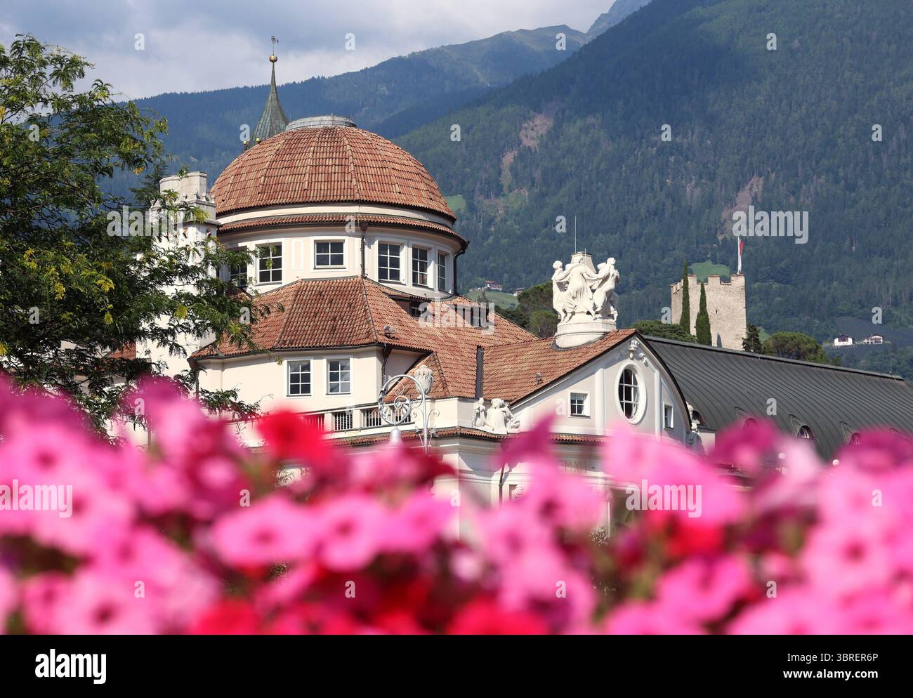 Hier der Blick in der Kurstadt Meran, Merano, auf das Kurhaus Meran, im ...