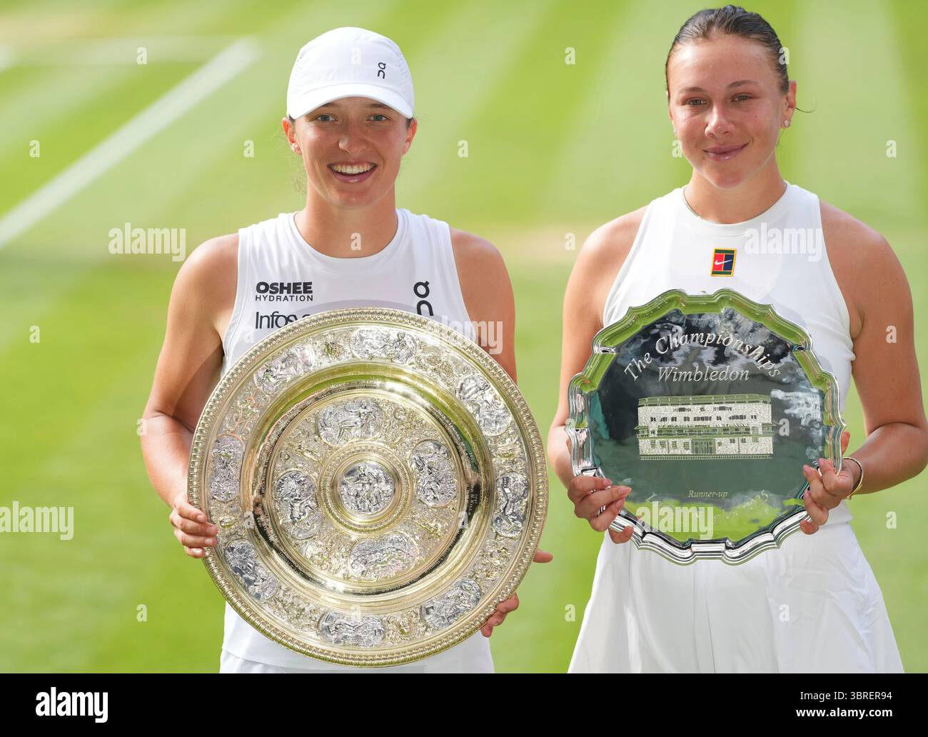 Winner Iga Swiatek of Poland, left, and Amanda Anisimova of the U.S ...